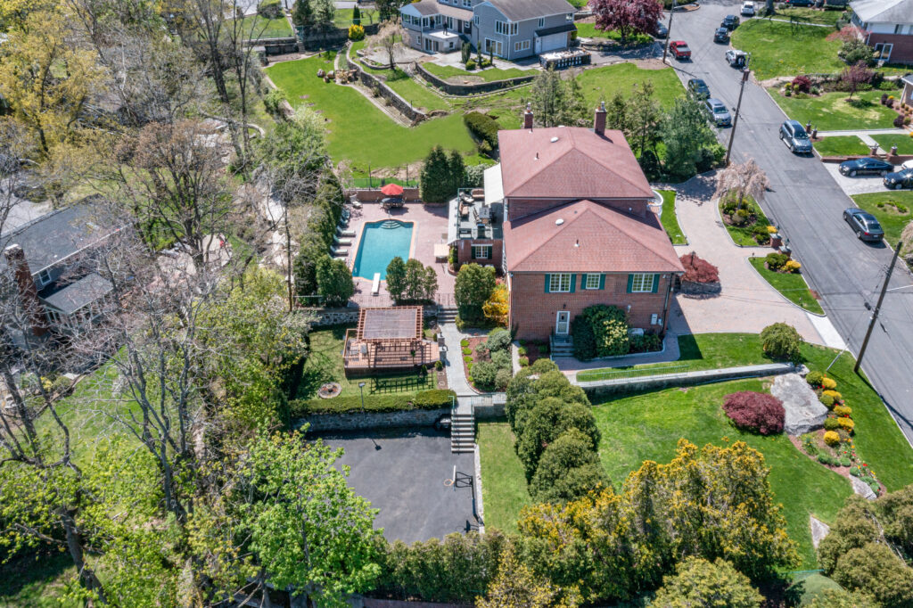 Michele Lasich-Pagnotta – Houlihan & O'Malley Real Estate